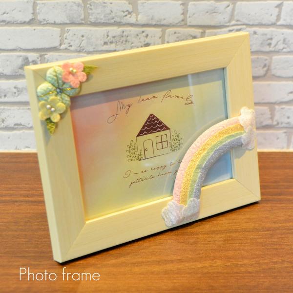 ちりめん細工がほどこされたカワイイ写真立てです。縦置き、横置き、壁掛け可能です。カラー：クリーム材　質：レーヨンちりめん・樹脂/アクリルシート※写真を収める部分はガラスではなく安全なアクリルシートです。　　　外　寸：高さ12cm×幅16cm...