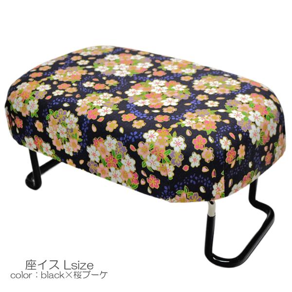 折りたたみ式座イスコンパクトに持ち運びが出来るおしゃれな座イス！カラー：ブラック×桜ブーケ柄材　質：座面/クッション入り布張り　　　　座イス足/金属製・滑り止めゴム加工Ｌサイズ座面/幅２５ｃｍ×奥行き１６ｃｍ床から座面までの高さ/１３ｃｍ