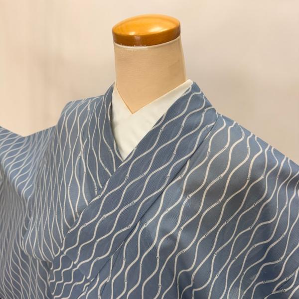 【素材】ポリエステル【身丈】約159cm【裄丈】約65.1cm【袖幅】約33.5cm【袖丈】約49.2cm【前幅】約24.7cm【後幅】約28.5cm【コメント】普段着物のひとつで、生地全体に細かな模様が入っているおしゃれ着としての着物です...