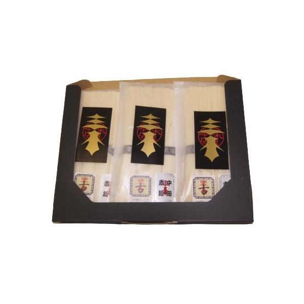 手延素麺 中細 黒銀帯 ゆで時間約1分50秒〜2分この素麺は、熟成倉庫でじっくりと1年以上寝かせ、刃物を使わず1本1本手作業で延ばしていく手延べ製法で造られています。（最高の状態で保管済み）超お買い得です。