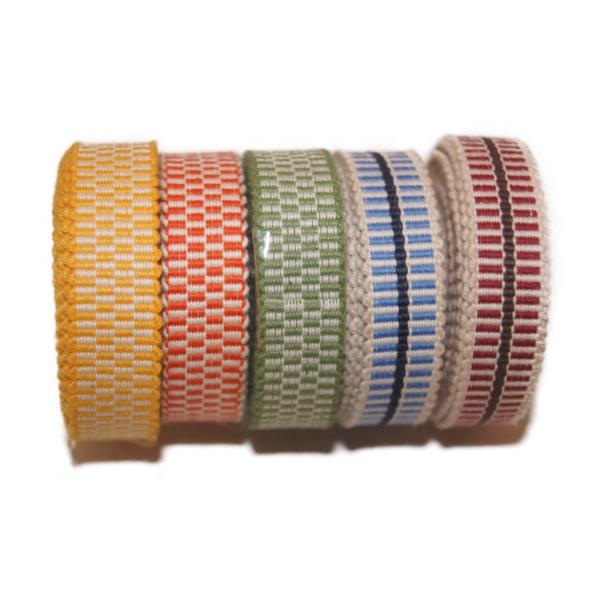 【発売日：2020年11月18日】真田幸村と、その父・昌幸が、「強く丈夫な紐」として武具・甲冑などに用いたことから、その名がついたと言われています。同じ紐でも一般的な組み紐は組む、真田紐は織るといいます。真田紐は縦糸と横糸で織りあげるのです...