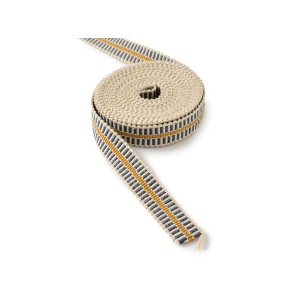 真田幸村と、その父・昌幸が、「強く丈夫な紐」として武具・甲冑などに用いたことから、その名がついたと言われています。同じ紐でも一般的な組み紐は組む、真田紐は織るといいます。真田紐は縦糸と横糸で織りあげるのです。そのため伸びることがなく、結びな...