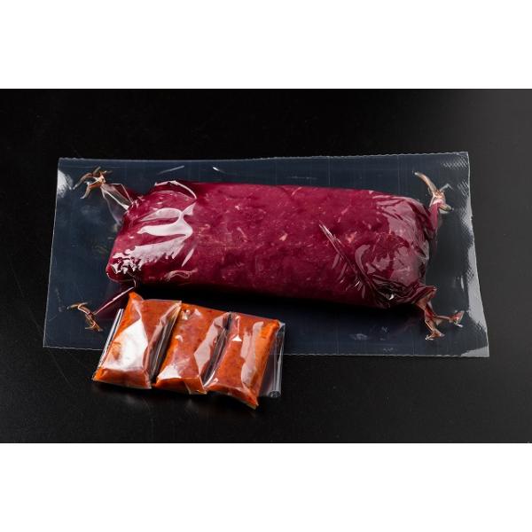 【会津馬刺し　モモ馬刺し　ブロック　200g(真空)】内容量：200g　(辛し味噌たれ3つ付き)賞味期限：発送日から開封しない状態で5日間（要冷蔵）原産地：国産【当店では生にこだわって、一度も冷凍せずに新鮮なまま全国へお届けしております。】...