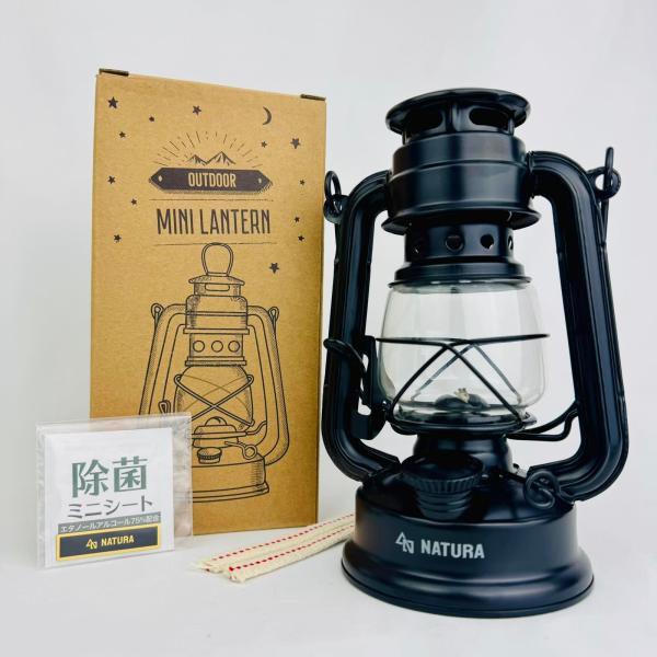 新品未使用品ですが、検品作業で大きな凹みや傷・文字カスレが酷い等の理由で販売出来なかったアウトレット品となります。 【商品サイズ】幅120mm×奥行100mm×高さ190mm（高さにハンドルは含まれません）【重量】小型ランタン：約214g【...