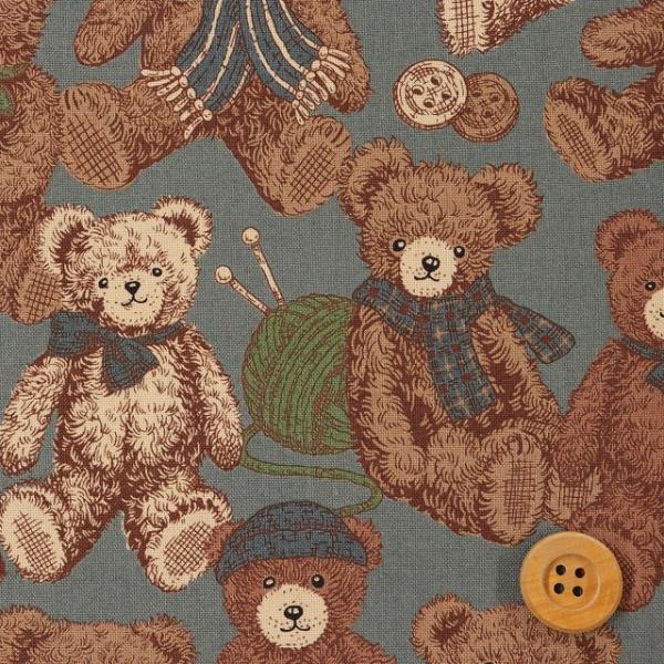 テディベア柄 Good old days／ブルー生地幅：約110cm生地の厚み：やや薄手（シーチング生地）素材：綿100％　ぬくもりと懐かしさを感じるオールドテディベア柄です。ニットや糸など、ソーイングアイテムもデザインされています。落ち着...