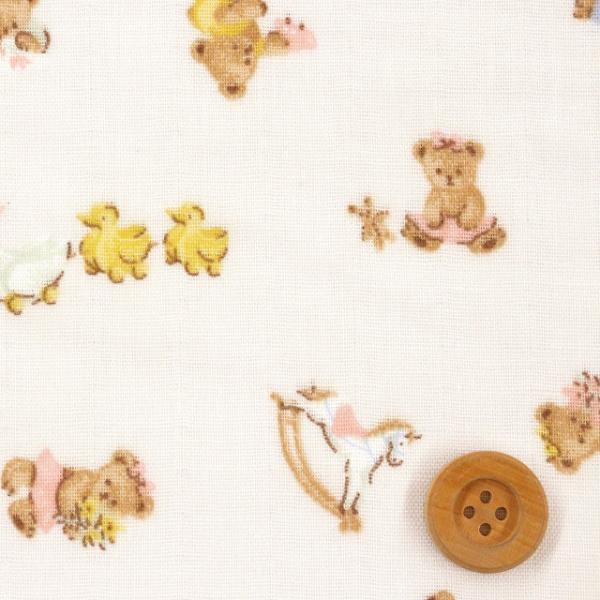ベビーベア柄／オフホワイト生地幅：約104cm生地の厚み：普通（ダブルガーゼ生地）素材：綿100％　アヒルのママと子供たち、木馬、積み木、絵本…小さなくまちゃんが遊ぶ様子がとってもかわいい優しい雰囲気のダブルガーゼです♪ベビーグッズ、ハンカ...