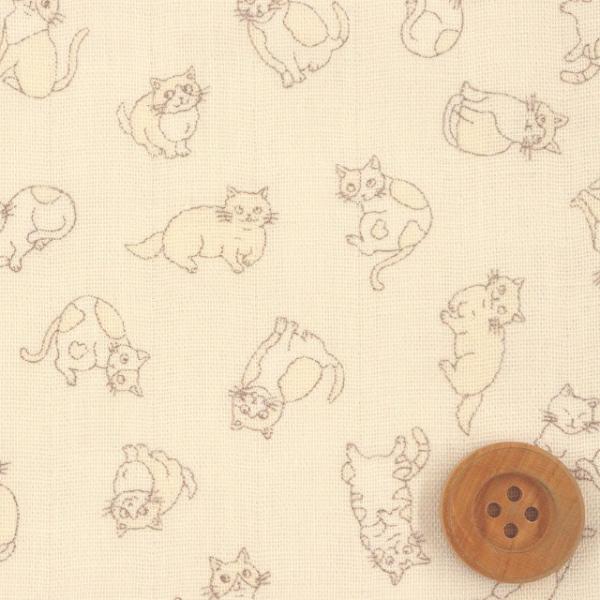 ネコ柄／クリーム生地幅：約108cm生地の厚み：普通（ダブルガーゼ生地）素材：綿100％　ネコちゃんたちがコロコロしたり、おすわりしたりどこを見ているのか視線の先が気になります♪気ままなネコちゃんたちの可愛さが詰まったダブルガーゼ。ベビーグ...