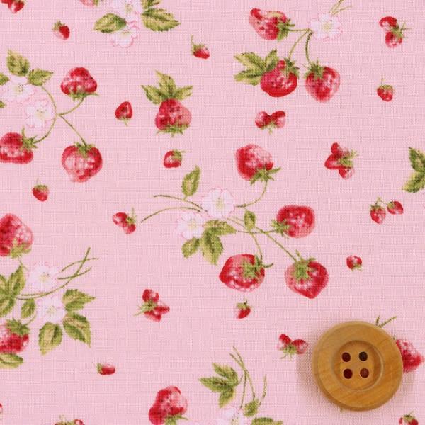 （YUWA）ストロベリー柄　Love at first sight／ピンク生地幅：約110cm生地の厚み：やや薄手（シャーティング生地）素材：綿100％　ガーリーなストロベリー柄が可愛いデザインです。いちごと白いお花がまるでいちご畑のように...