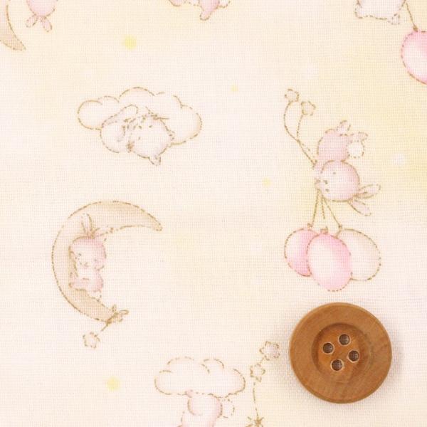 ROYAL BABY うさぎとねこ／イエロー生地幅：約108cm生地の厚み：普通（ダブルガーゼ生地）素材：綿100％　淡いクリームカラーとやさしいタッチのイラストがまるでおとぎ話の世界のよう♪ダブルガーゼならではの柔らかくふっくらした肌ざわ...