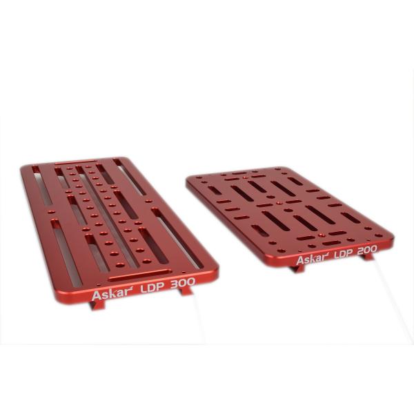 プレートの前後端に、赤道儀に取り付けた際に不意な脱落を防ぐネジが取り付けてあります。このネジは用途に応じ取り外しも可能です。