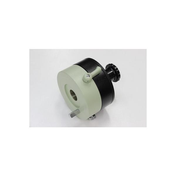 三脚に赤道儀を搭載した際にこちらの台座を使用すると水平方向に360度回転させる事ができます。赤道儀の着脱も側面にある3本のノブを緩めるだけなのでとても簡単です。約8cmの延長効果もあります。