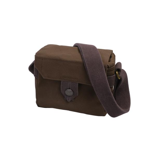 お散歩撮影に最適な、エイジングを楽しめる日本製帆布素材の手作りカメラバッグです。ビンテージミシンで一つ一つ丁寧に仕立てており、工場生産品にはない特別な仕上がりとなっています。大切な方へのプレゼントにもおすすめです。