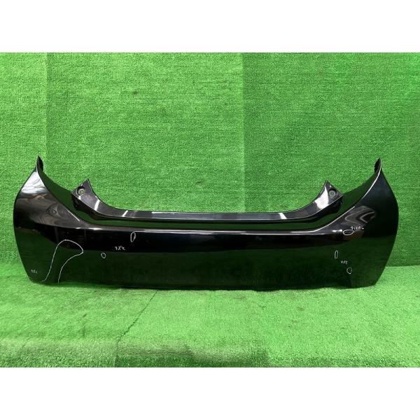 **** 商品説明を必ずご確認ください ****部品管理番号：000001648615100メーカー純正品番：52159-52790-C0部品名：リアバンパー・リヤバンパー部品区分：リサイクル品車名：アクア車両タイプ名：5ドアハッチバック通...