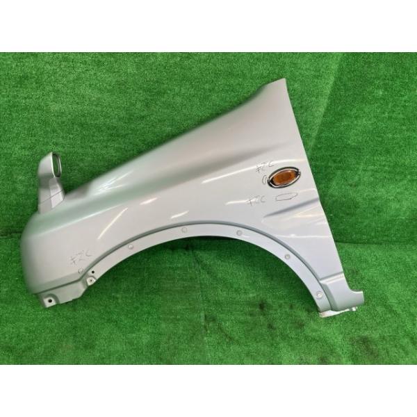 **** 商品説明を必ずご確認ください ****部品管理番号：000001718410700メーカー純正品番：58811-81AA0部品名：左フロントフェンダー部品区分：リサイクル品車名：ジムニー車両タイプ名：3DJワゴン通称型式：JB23...