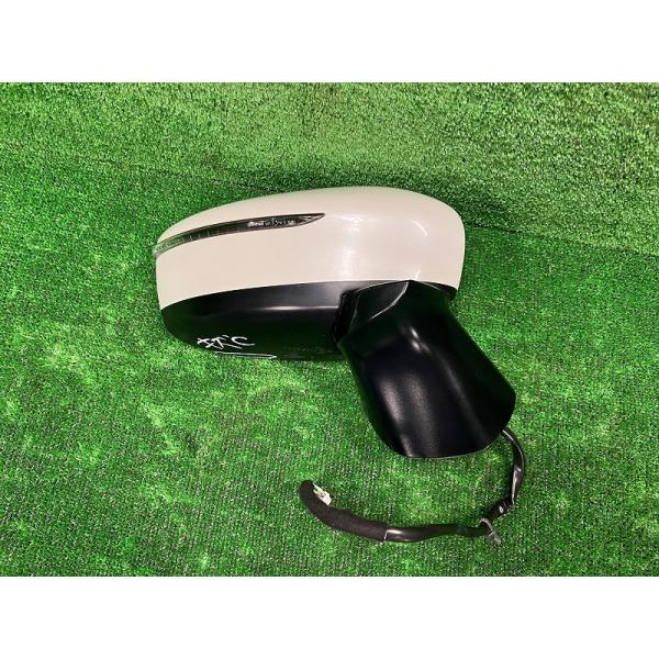 **** 商品説明を必ずご確認ください ****部品管理番号：000001721913500メーカー純正品番：96301-5VA0B部品名：右サイドミラー・ドアミラー部品区分：リサイクル品車名：ノート車両タイプ名：5ドアハッチバック通称型式...