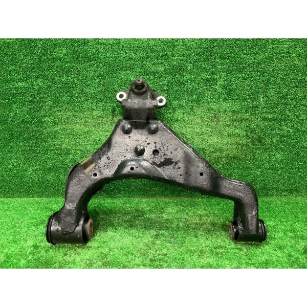 **** 商品説明を必ずご確認ください ****部品管理番号：000001731051720メーカー純正品番：48068-26170部品名：右フロントロアアーム部品区分：リサイクル品車名：ハイエース車両タイプ名：4DBOXバン通称型式：KD...