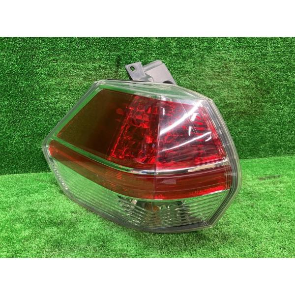**** 商品説明を必ずご確認ください ****部品管理番号：000001740415600メーカー純正品番：26555-4CA0A部品名：左テールランプ・テールライト部品区分：リサイクル品車名：エクストレイル車両タイプ名：5DJワゴン通称...
