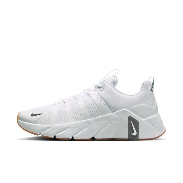 フリー メトコン7でパフォーマンスを伸ばそう。Nikeで最も汎用性の高いトレーニングシューズが、定評のあるNike Freeテクノロジーを継承しながら、中足部のホールド性を強化してアップデート。柔軟な前足部と安定したかかとにより、ダイナミッ...