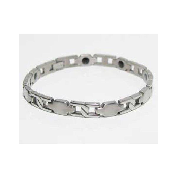 メーカー直送のため、代引決済はご利用いただけません。★幾何学模様のおしゃれなデザインのチタンを使ったゲルマニウムブレスレット。＊デザインは幾何学模様とひねりをきかせた図案を交互に組み合わせ、パーツは光沢のあるものとツヤ消しのものでコントラス...