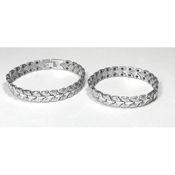 メーカー直送のため、代引決済はご利用いただけません。★勝利と不死と健康を象徴する月桂樹の葉をデザインしたデザイン・ブレスレット＊葉のパーツを繊細につなぎ合わせたので、手首にピッタリとなじみます。＊素材のチタンは金属の中で比較的軽く肌に優しい...