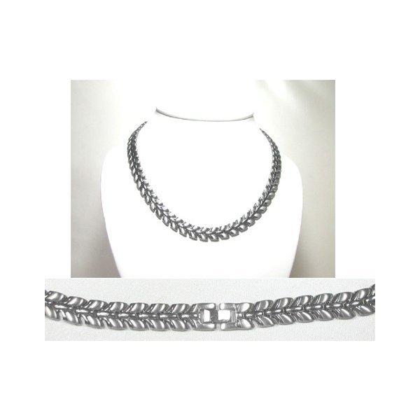 メーカー直送のため、代引決済はご利用いただけません。★何事も達成できる月桂樹！ゴージャスな雰囲気のおしゃれネックレス。＊99.999％のゲルマニウムを使った粒を116個も装着したネックレス。 首筋から肩、そして胸まで万遍なくゲルマニウムのパ...