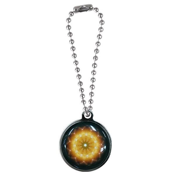 最強の金運パワーのクスリエですクスリエ　お守り　キーホルダータチオン黄金のパワーの放出。パワフルな自分を維持したいときに疲労に打ち勝つ力を与えてくれます。黄金の光を放つタチオンは、強力な金運パワーをも持ち合わせています。さらに、天上界からの...