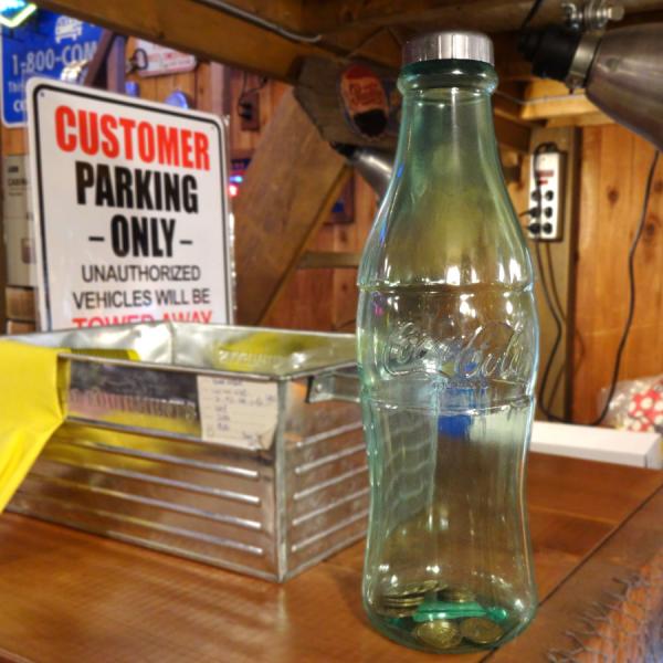 ■商品説明■でたー！！言わずと知れたコカコーラボトルの貯金箱が登場です！！プラスチックの透明ボディだから貯まり具合もよく見える！！コーラファンなら家に飾ってなんぼでしょう〜☆■サイズ■高さ30cm×直径約9.5cm■素材■プラスチック