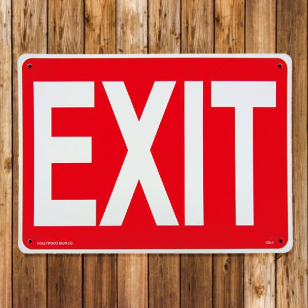 ■商品説明■厚手タイプで屋外にも使用可能な、アメリカ直輸入のプラスティック看板です。アルミタイプのトラフィックサインも魅力的ですが、値段も高いしもっと手軽にアメリカンな雰囲気の看板を手に入れたい！という方にはこれがおススメ！アルミタイプに負...