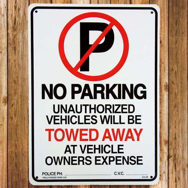 ■商品説明■厚手タイプで屋外にも使用可能な、アメリカ直輸入のプラスティック看板です。アルミタイプのトラフィックサインも魅力的ですが、値段も高いしもっと手軽にアメリカンな雰囲気の看板を手に入れたい！という方にはこれがおススメ！アルミタイプに負...