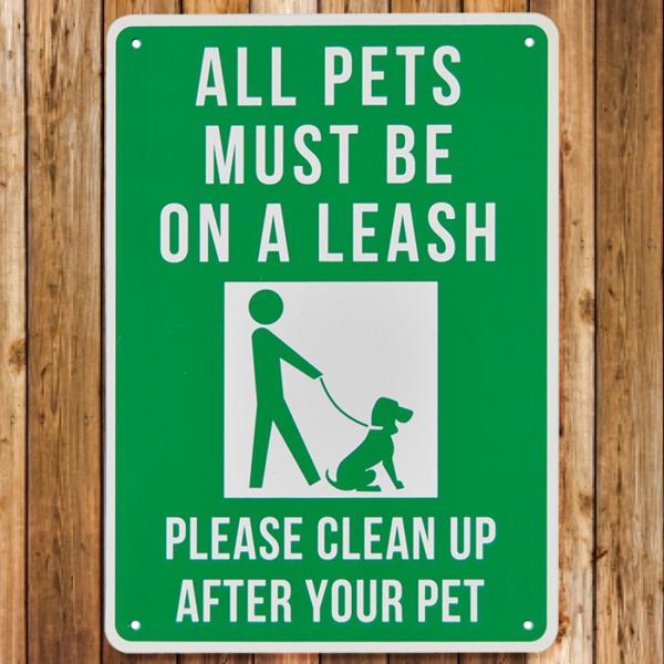 ■商品説明■厚手タイプで屋外にも使用可能な、アメリカ直輸入のプラスティック看板です。アルミタイプのトラフィックサインも魅力的ですが、値段も高いしもっと手軽にアメリカンな雰囲気の看板を手に入れたい！という方にはこれがおススメ！アルミタイプに負...