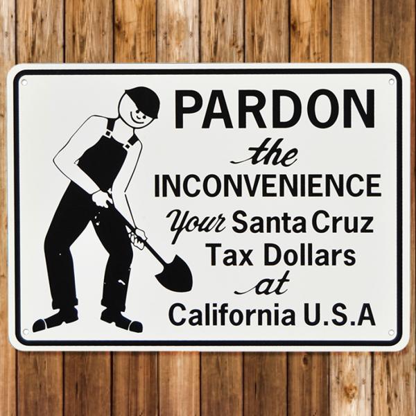 ■商品説明■厚手タイプで屋外にも使用可能な、アメリカ直輸入のプラスティック看板です。アルミタイプのトラフィックサインも魅力的ですが、値段も高いしもっと手軽にアメリカンな雰囲気の看板を手に入れたい！という方にはこれがおススメ！アルミタイプに負...