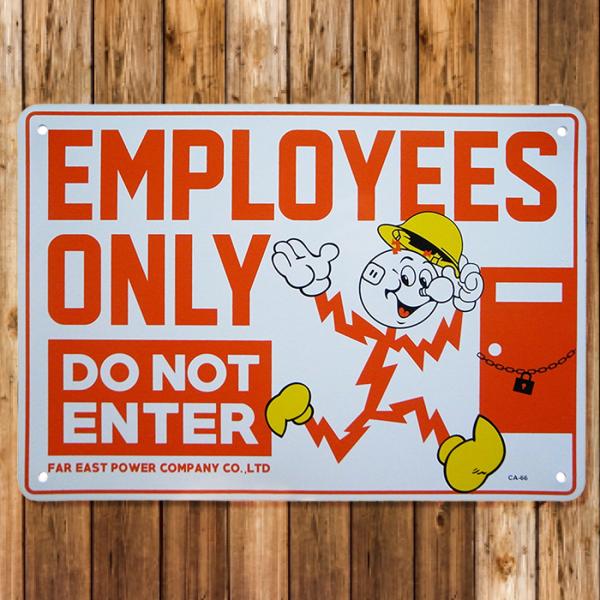 ■商品説明■厚手タイプで屋外にも使用可能な、アメリカ直輸入のプラスティック看板です。アルミタイプのトラフィックサインも魅力的ですが、値段も高いしもっと手軽にアメリカンな雰囲気の看板を手に入れたい！という方にはこれがおススメ！アルミタイプに負...