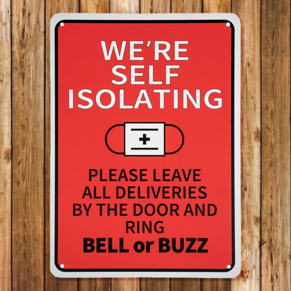 ■商品説明■厚手タイプで屋外にも使用可能な、アメリカ直輸入のプラスティック看板です。アルミタイプのトラフィックサインも魅力的ですが、値段も高いしもっと手軽にアメリカンな雰囲気の看板を手に入れたい！という方にはこれがおススメ！アルミタイプに負...