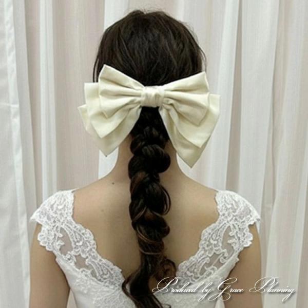 クリーム色のリボンの髪飾り、ウェディングヘッドトレス光沢のある柔らかいサテン生地でウェディングドレスやカラードレスパーティドレスに合うヘッドドレスです。バレッタタイプで装着も簡単です。【実寸サイズ(約)】全長：26cm×14cm金具：10c...