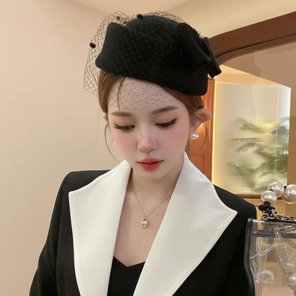 大きなリボンとベールの装飾が施された華やかで上品なイメージのトークハット斜めに乗せたり、角度を変えてさまざまなアレンジで楽しめます内側にズレ落ち防止のゴム付きウェディングにはもちろん、イベントや舞台にも【サイズ/実寸（約）】直径：20cm※...