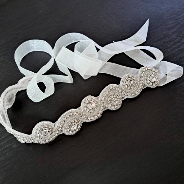 【実寸サイズ(約)】全長：約160cm　ビジュー部分：横約31cm 幅約4cm※後ろのリボン結びで調整します※個体差・左右差があります【カラー】シルバー×オフホワイト【備考】※遠目には目立たない程度の小さな傷・汚れ・穴がある場合がございます...