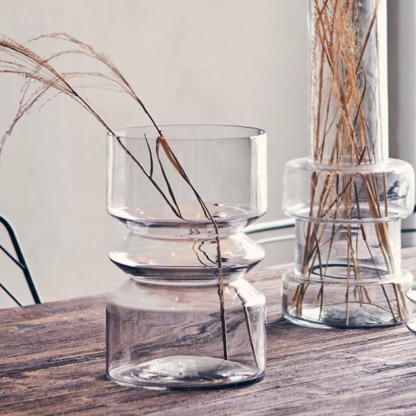 口が広いユニークなデザインのAffari of swedenのフラワーベース。サイズは直径16cm、高さ26cmとコンパクトなサイズ感、植物を生けたりテラリウムやキャンドルホルダーとしてもガラスの反射が素敵な花瓶です。ID：af58メーカー...