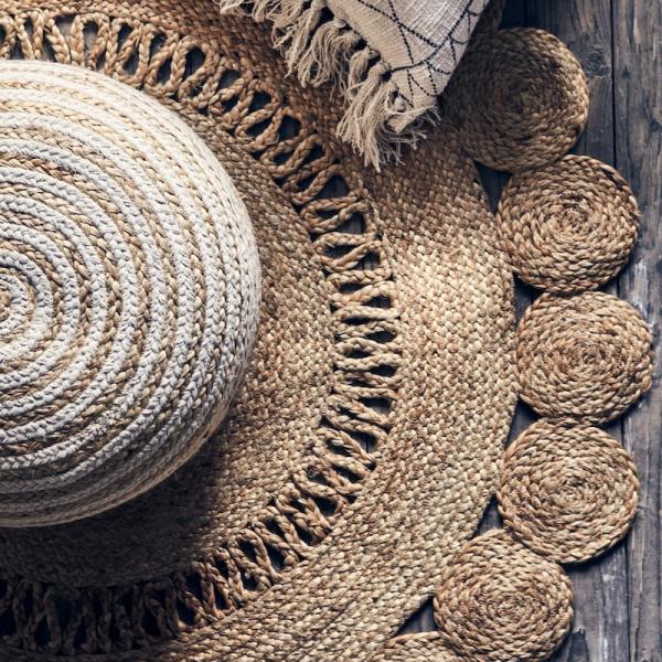 シンプルでナチュラルなAffari of swedenの麻織の円形デザインラグ。味わいあるジュート(黄麻)を編み込んだハンドメイドでとても雰囲気の良い円形ラグです。ざっくりとした足触りで感触が良く、リビング、ダイニング、寝室など季節や場所を...