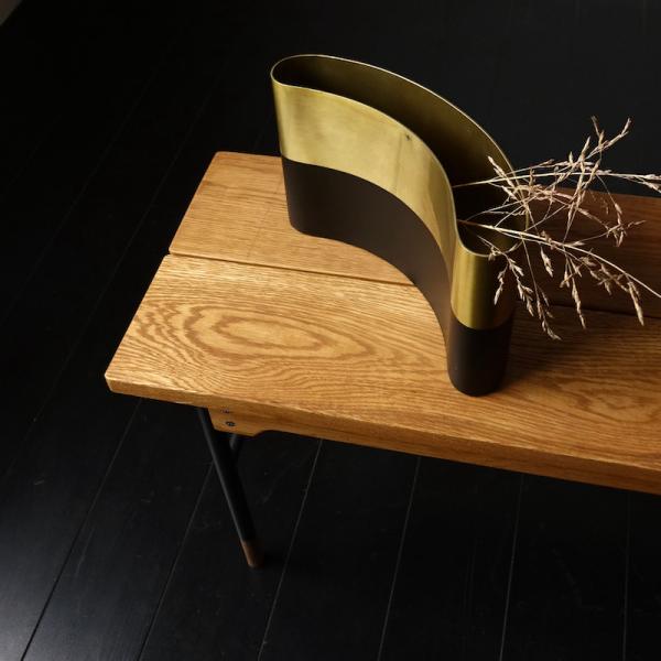 アンティークゴールドとブラックのバイカラーが上品なフラワーベース。 幅32cm、高さは19cm緩やかな美しい曲線がアート作品の様でインテリアにアクセントを与えてくれます。 モダンでユニークなデザインはベーシックな花器とは違った楽しみ方が出来...