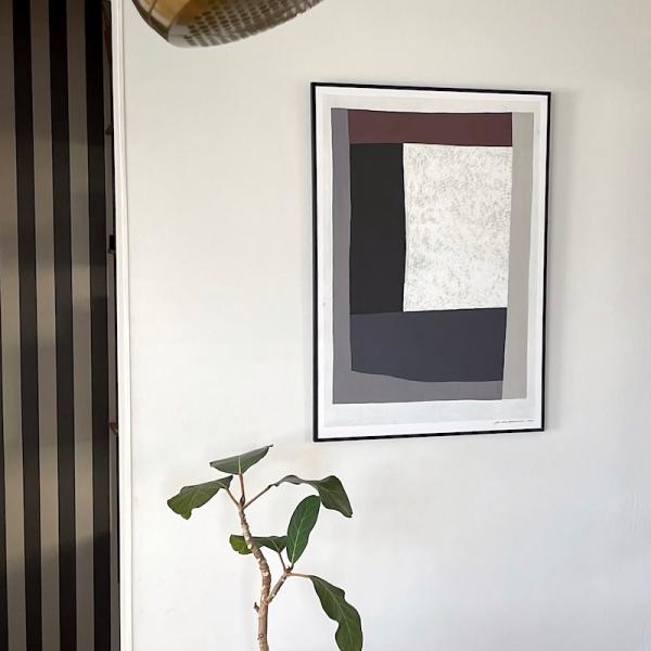 デンマークのコペンハーゲンをベースに活動するライゼ・アブラハムセンと当店がコラボレーションした大型アートポスターシリーズの50x70cmのリサイズバージョンです。#1はグレイッシュなレイヤーをいくつも重ねて作り上げたコントラストが美しく、落...