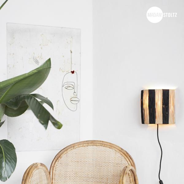 職人によってひとつひとつ手作りされている、繊細なアイアンワークで作られたウォールアートです。 ワンポイントのタッセルは大人っぽい落ち着いた印象を与えてくれます。 他にはない個性的なデザインが自宅用にはもちろん、お店づくりやアクセントにおすす...