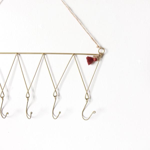 細身のアイアンワイヤーで作られたシンプルながらも繊細なデザインのハンガーフック。サイズは高さ42cm、幅30.5cmでクローゼットやコンパクトなクロークにも収まりやすいちょうどいいサイズ感。ボディはアンティークゴールドに塗装されており、片端...