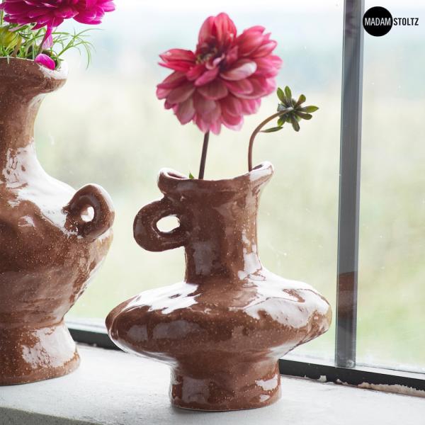 少し歪んだフォルムや、ゆるやかに曲がった取手が愛らしいストーンウェア製フラワーベース。整い過ぎていないからこそ生まれる、手仕事ならではの温もりが魅力です。 ブラウンのやさしい色合いと釉薬の揺らぎが、ひとつひとつ異なる表情を見せてくれます。花...