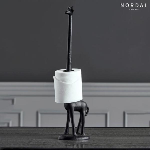 すらりと伸びた首が印象的な、アイアン製のユニークなペーパーホルダー。キリンの愛らしいシルエットをそのまま活かしたデザインは、実用品でありながらオブジェのような存在感を放ち、空間にさりげない遊び心を添えてくれます。 トイレットペーパーやキッチ...