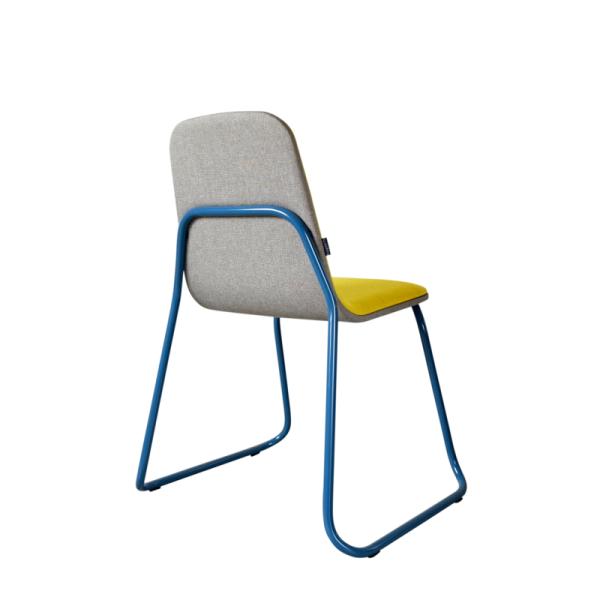 Siren chairはシカゴを拠点とするデザイナー、Jacob Nitzによる爽やかでカラフルなデザインです。様々な角度で美しいカーブを描いたスチールフレームに、露出するファスナーや留め具を使わないスマートな方法で成型シートシェルが組み込...