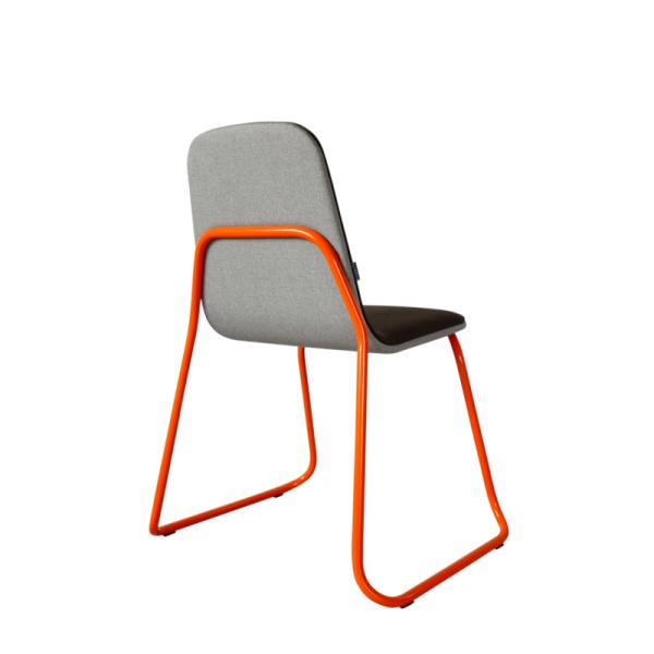 Siren chairはシカゴを拠点とするデザイナー、Jacob Nitzによる爽やかでカラフルなデザインです。様々な角度で美しいカーブを描いたスチールフレームに、露出するファスナーや留め具を使わないスマートな方法で成型シートシェルが組み込...