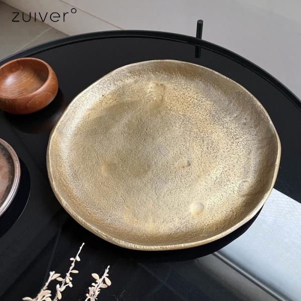 ZuiverのJACE TRAYは真鍮のブラスコーティングが施された素材感のあるモダンなトレイです。サービングトレイ(お盆)やアクセサリーホルダーなどで様々なテイストの空間にアクセントを加えてくれます。ID：zu54メーカー：Zuiverサ...