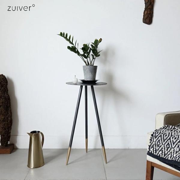 DUTCHBONE(ダッチボーン)はオランダ発のインテリアブランドZUIVERの別レーベル。このシャープなプラントスタンドは空間を引き締め、お気に入りの観葉植物を引き立てる名脇役になります。天板淵と脚先のゴールドがアクセントになりよりゴージ...