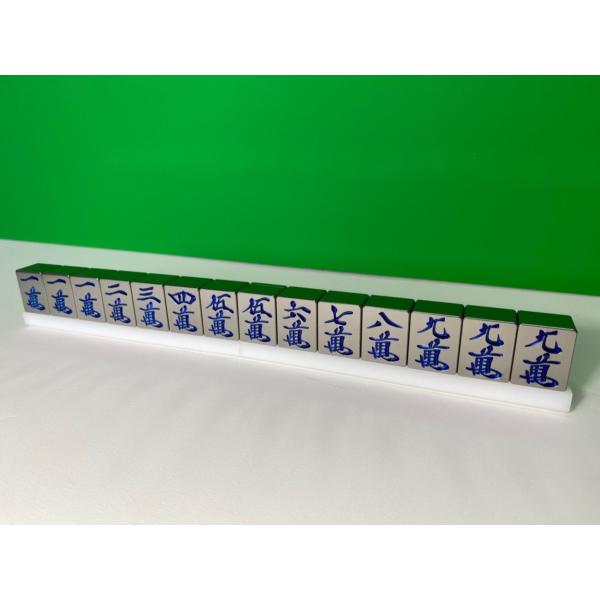 【発売日：2021年01月04日】チタンのブロックからの削り出しです。製品サイズ(1牌）：約W20ｍｍ×H26ｍｍ×D16ｍｍ材質：純チタン（TP340）色：本商品は、バレル研磨による表面処理のみで、メッキや塗装は施していません。文字の色は...