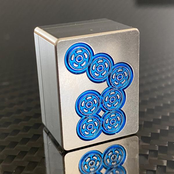 【発売日：2024年06月10日】純チタンのブロックから一つ一つ削り出して作っています。文字のチタン特有の青色が輝いてとてもきれいです。製品サイズ：約W20ｍｍ×H26ｍｍ×D16ｍｍ材質：純チタン（TP340）色：本商品は、バレル研磨によ...